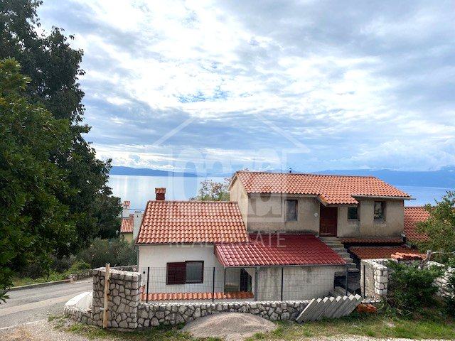 Kostrena, kuća sa 3 stana i pogledom na more (prodaja)