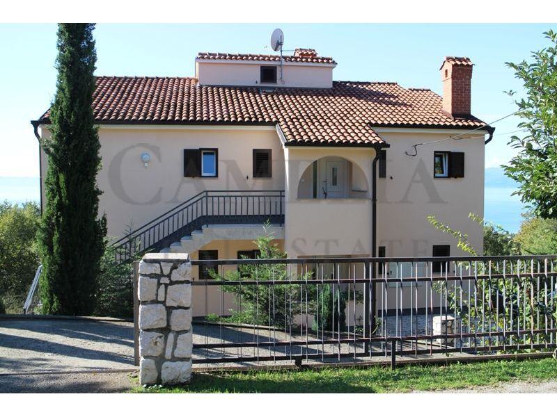 Kostrena, predivna kuca sa tri stana s panoramskim pogledom!!! (prodaja)