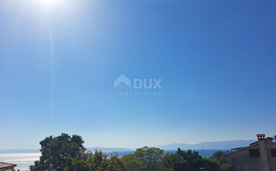 KOSTRENA, RIJEKA - obiteljska vila s bazenom i dva stana (prodaja)