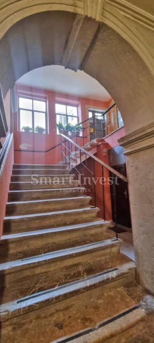 KRK - STARI GRAD, odličan stan 2S+DB s terasom u starogradskoj jezgri ...