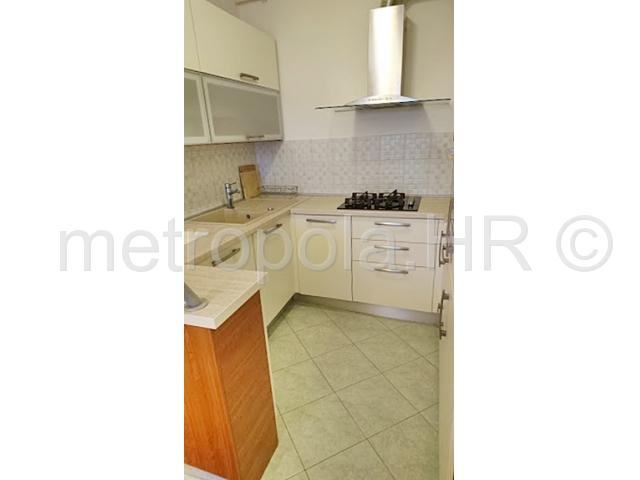 Kruge - 3s stan u novijoj zgradi s loggiom i garažom (iznajmljivanje)