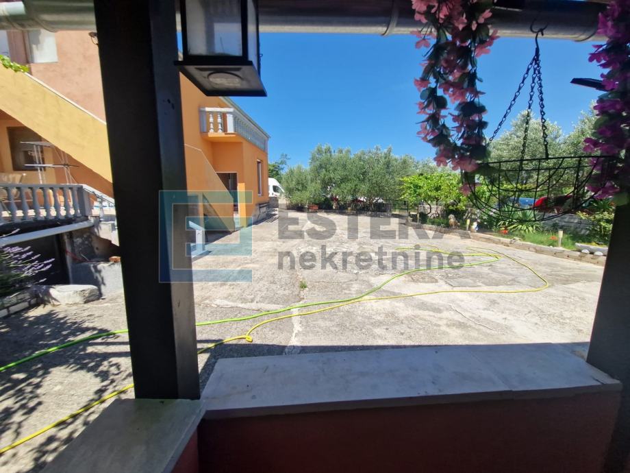 Kuća 350 m2 PRODAJA Donji Karin, 2 stana i pomoćna zgrada s 2 apartman ...