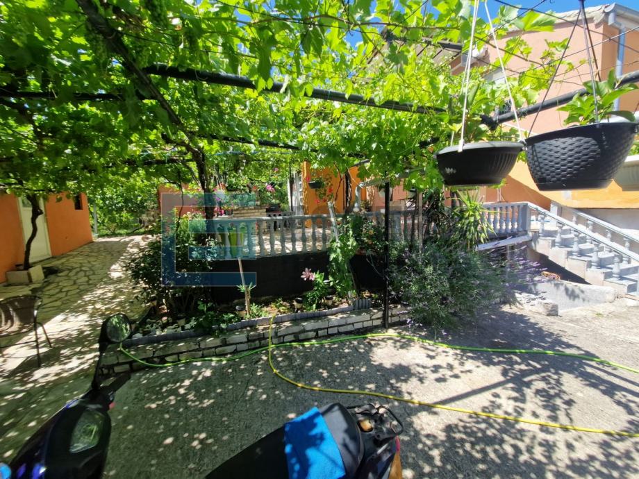 Kuća 350 m2 PRODAJA Donji Karin, 2 stana i pomoćna zgrada s 2 apartman ...