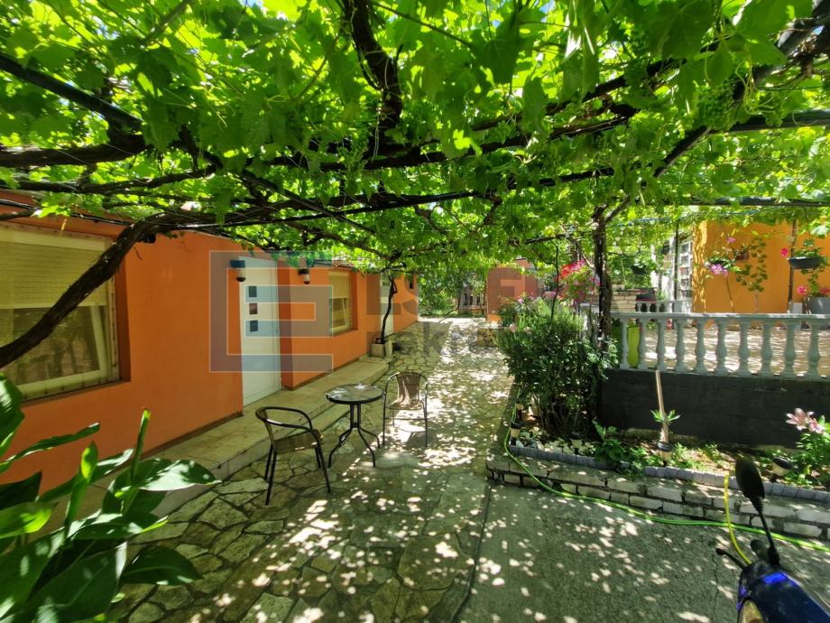 Kuća 350 m2 PRODAJA Donji Karin, 2 stana i pomoćna zgrada s 2 apartman ...