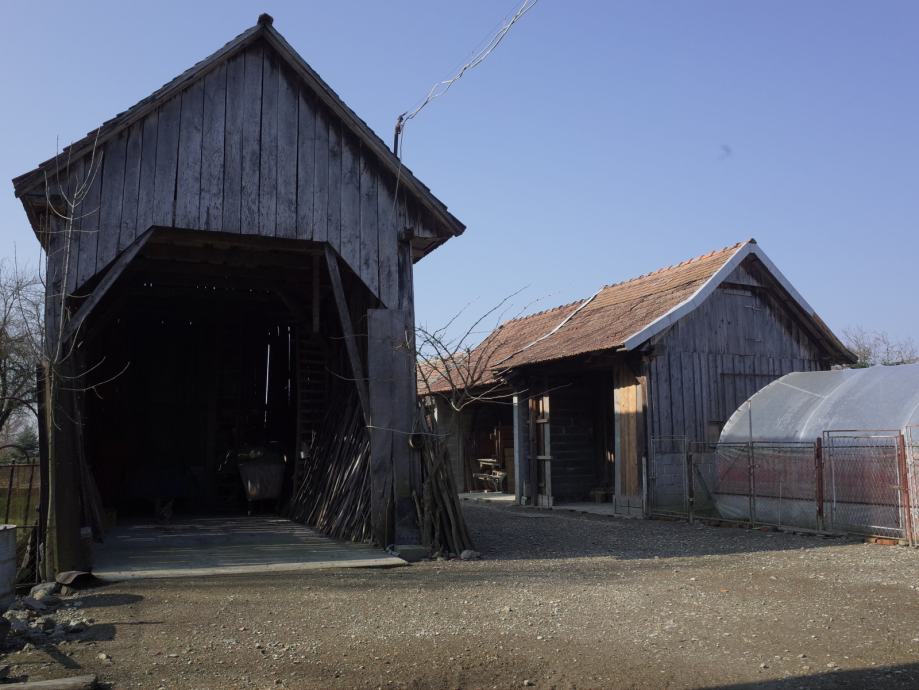 Kuća 380m2 + gospodarski objekti 298m2, Rugvica (prodaja)