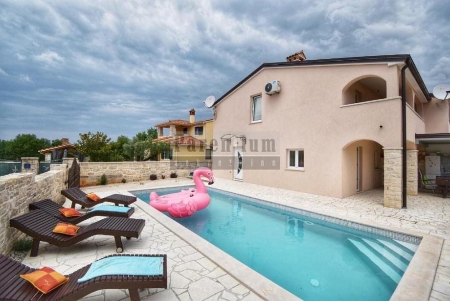 Kuća s bazenom (prodaja)