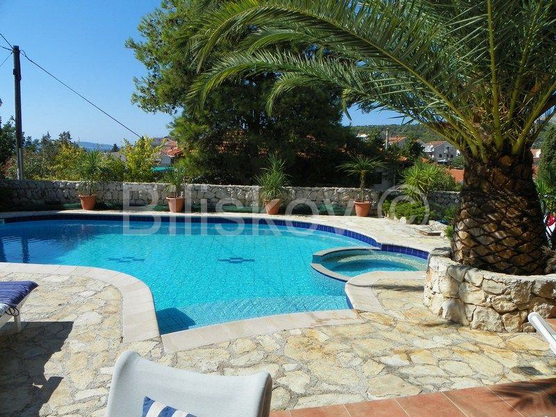 Kuća sa bazenom (prodaja)