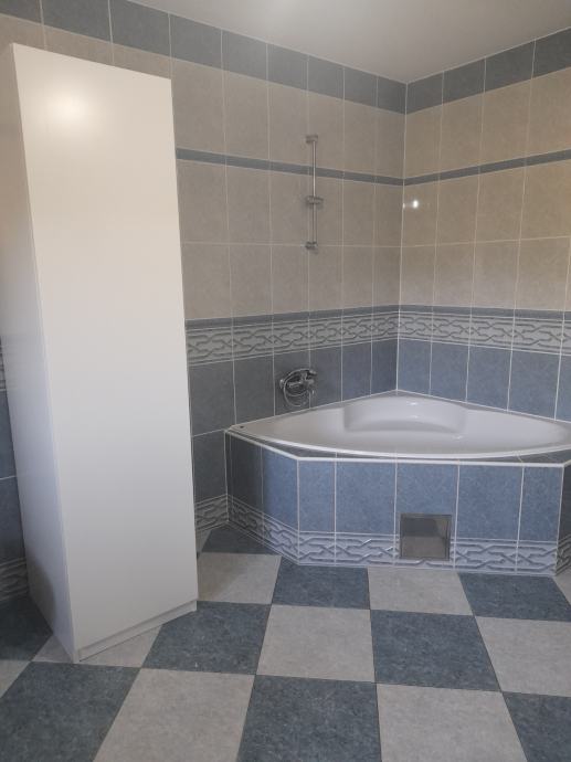 Kuća sa 4 stana Bibinje, 272.00 m2 (prodaja)