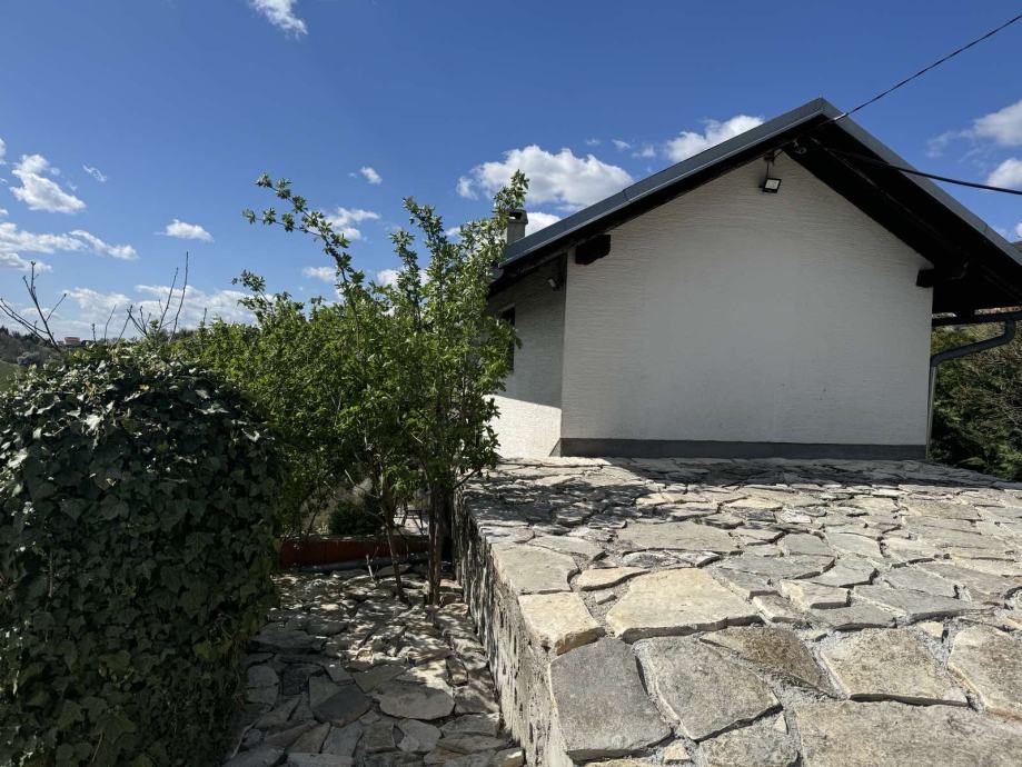 Kuća na jezeru u Hrvatskoj Toskani (prodaja)