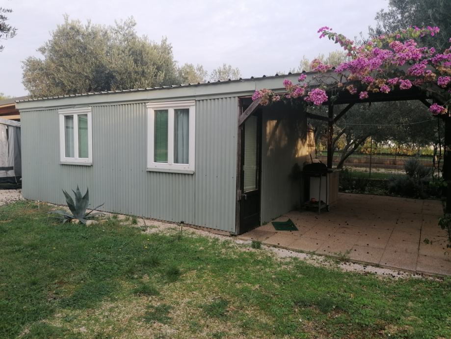 kuća u kampu sa kamp prikolicom