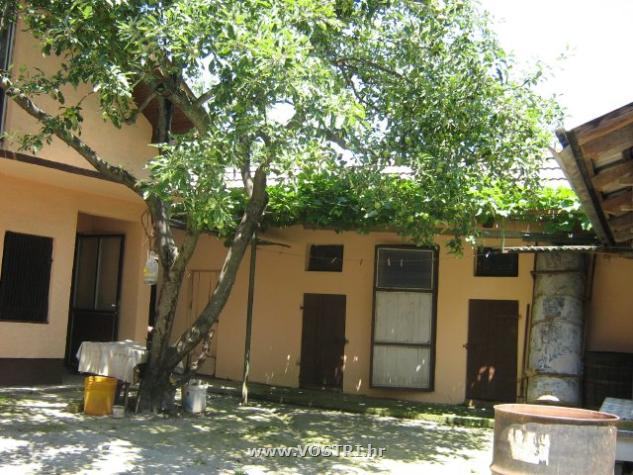 Prodajem namještenu kuću u Pakracu s okućnicom i dvorišnim zgradama ...