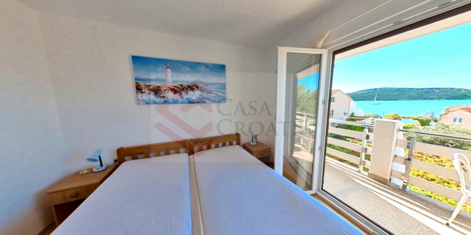 Kuća: Pirovac, 200.00 m2 (dio kuće, 4 apartmana + kamp) (prodaja)