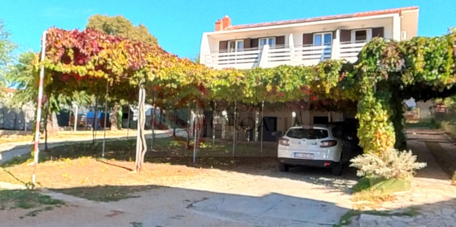 Kuća: Pirovac, 200.00 m2 (dio kuće, 4 apartmana + kamp) (prodaja)