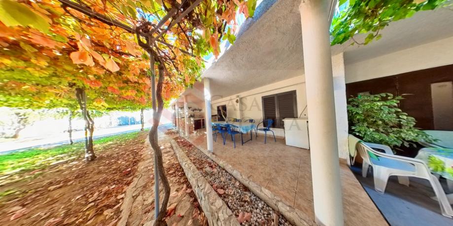 Kuća: Pirovac, 200.00 m2 (dio kuće, 4 apartmana + kamp) (prodaja)