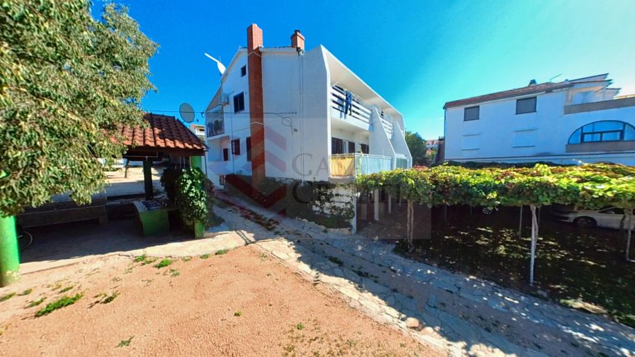 Kuća: Pirovac, 200.00 m2 (dio kuće, 4 apartmana + kamp) (prodaja)