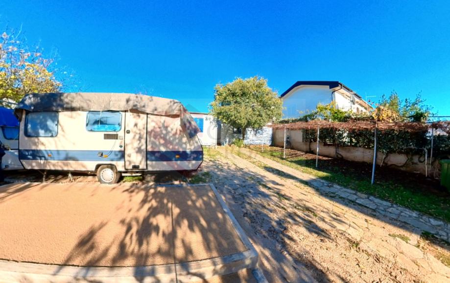 Kuća: Pirovac, 200.00 m2 (dio kuće, 4 apartmana + kamp) (prodaja)
