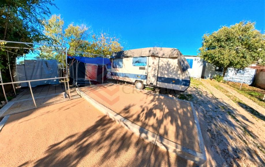 Kuća: Pirovac, 200.00 m2 (dio kuće, 4 apartmana + kamp) (prodaja)