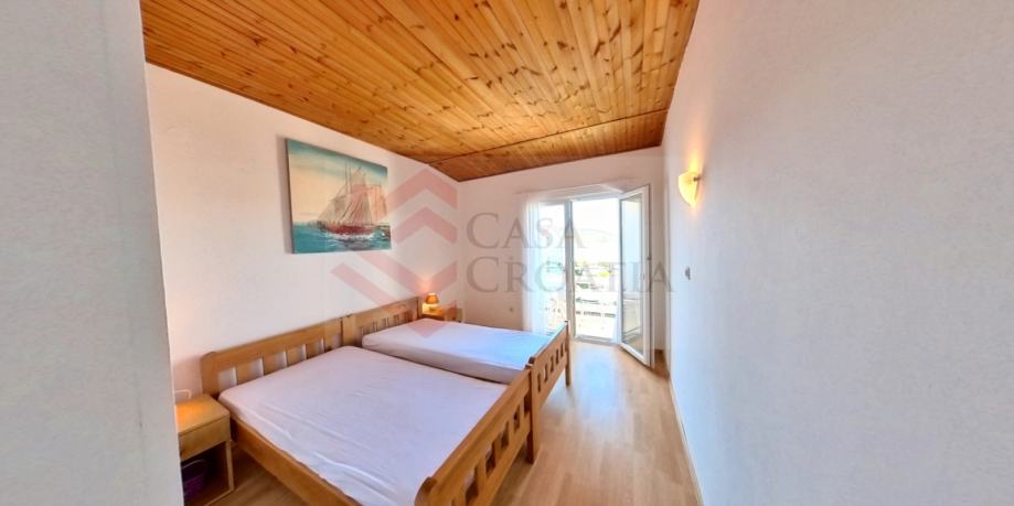 Kuća: Pirovac, 200.00 m2 (dio kuće, 4 apartmana + kamp) (prodaja)