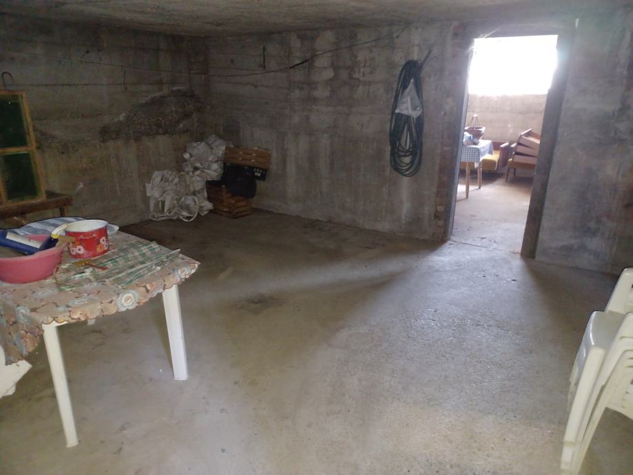 KUĆA PRIZEMNICA...trosobna, haustor, podrum...NOVO TENJA (prodaja)