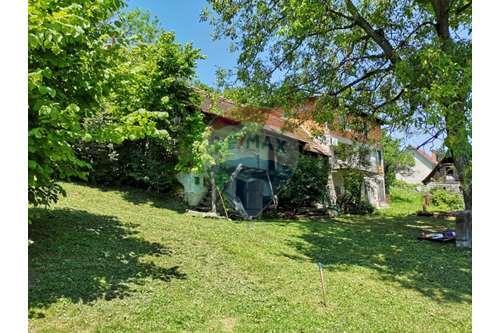 Gradilište s starom kućom u Samoboru (prodaja)