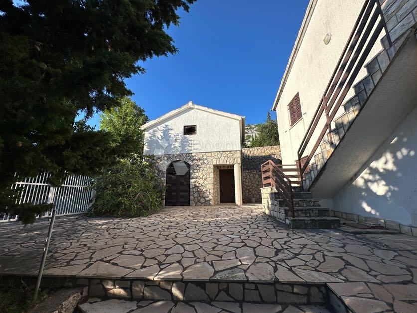 KUĆA NA SAMOM MORU S PRIVATNOM PLAŽOM BARIĆ DRAGA (prodaja)