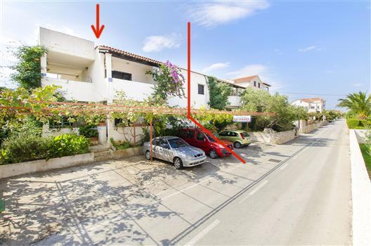 Kuća-Supetar-centar-pogled na more-150 m od mora-4 apartmana-5 parking ...