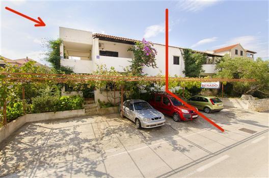 Kuća-Supetar-centar-pogled na more-150 m od mora-4 apartmana-5 parking ...