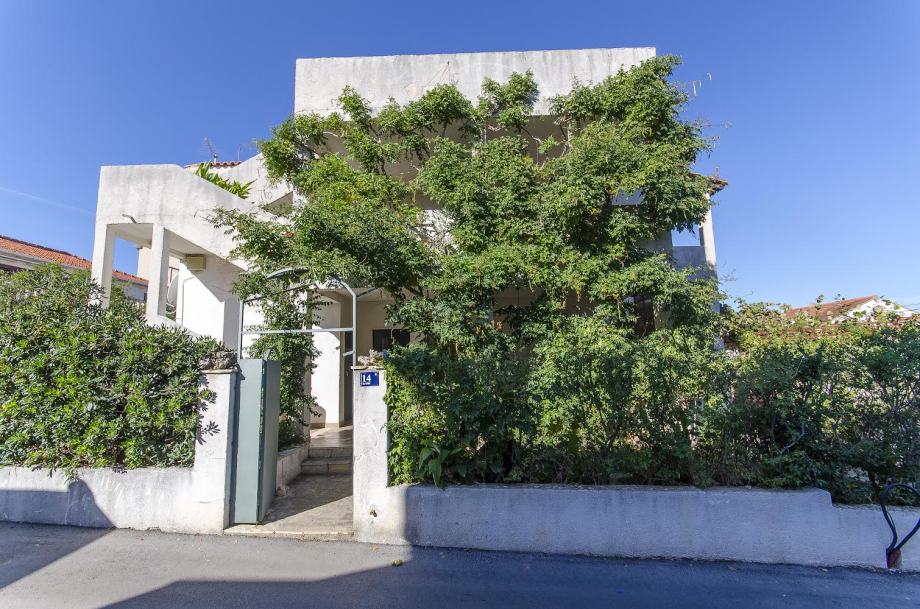 Kuća-Supetar-centar-pogled na more-150 m od mora-4 apartmana-5 parking ...