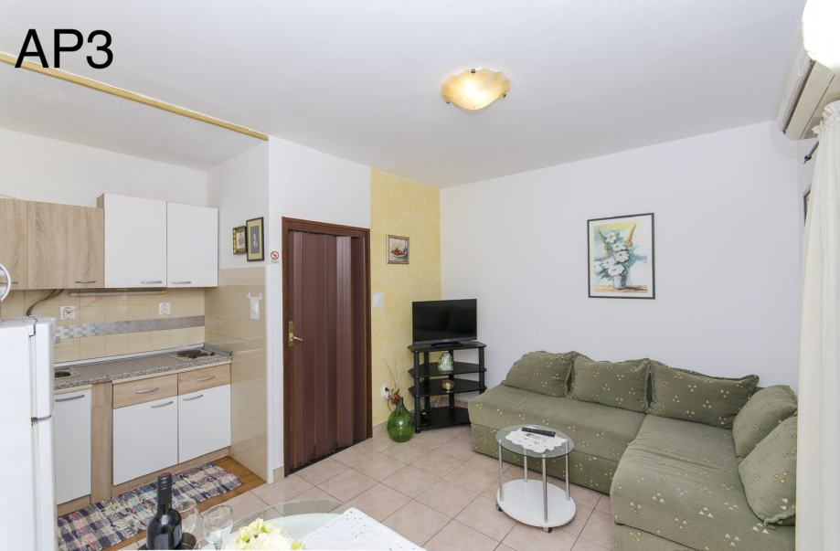 Kuća-Supetar-centar-pogled na more-150 m od mora-4 apartmana-5 parking ...