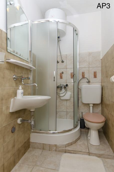 Kuća-Supetar-centar-pogled na more-150 m od mora-4 apartmana-5 parking ...