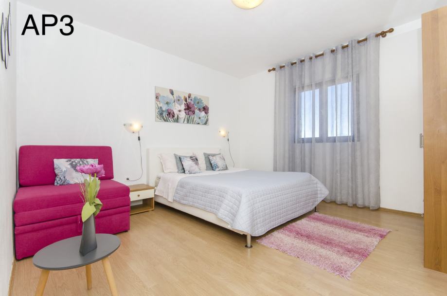 Kuća-Supetar-centar-pogled na more-150 m od mora-4 apartmana-5 parking ...
