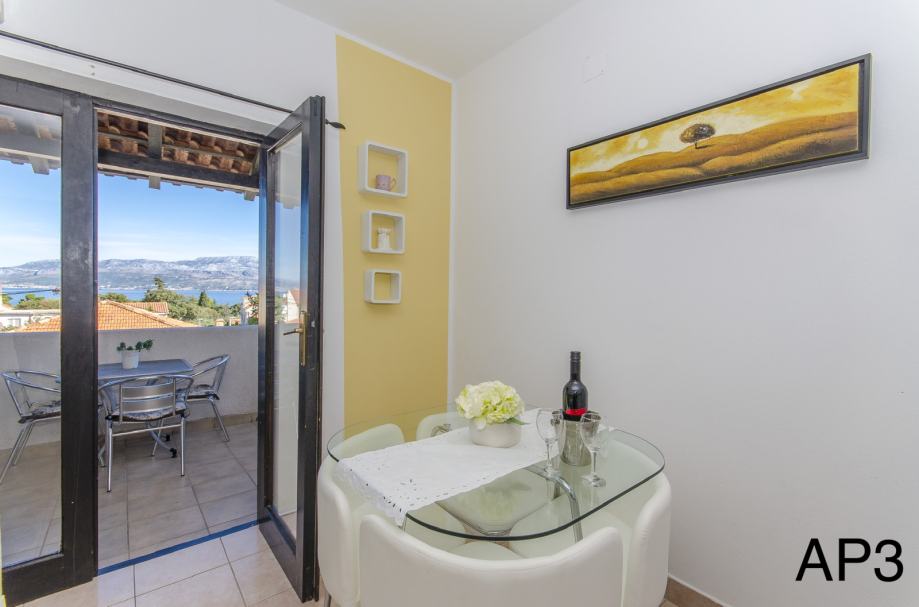 Kuća-Supetar-centar-pogled na more-150 m od mora-4 apartmana-5 parking ...