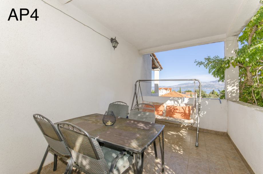 Kuća-Supetar-centar-pogled na more-150 m od mora-4 apartmana-5 parking ...