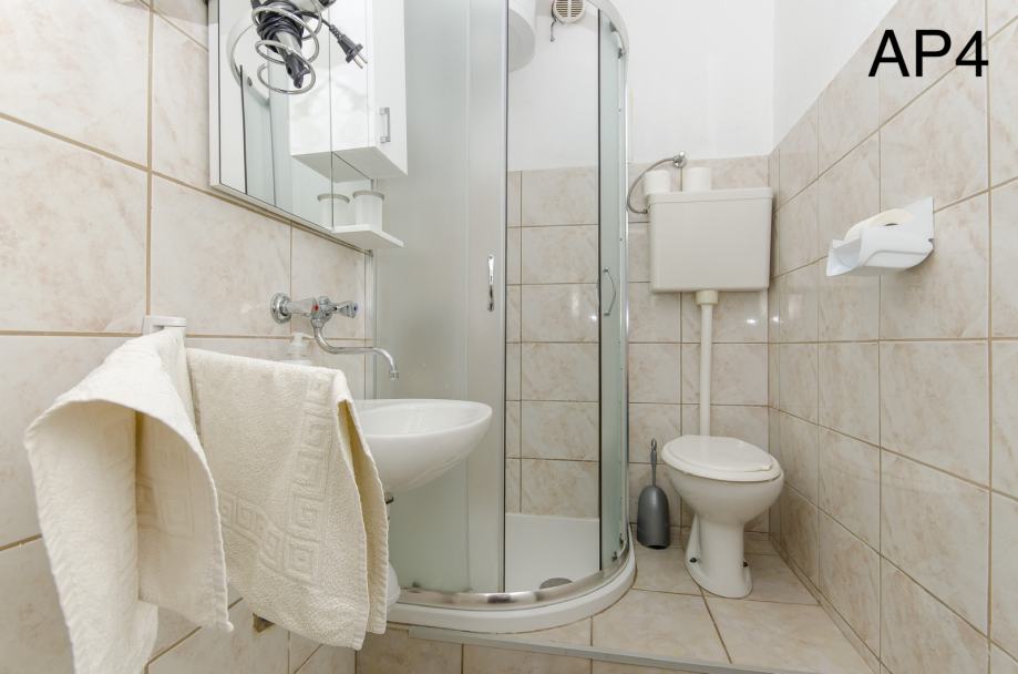 Kuća-Supetar-centar-pogled na more-150 m od mora-4 apartmana-5 parking ...