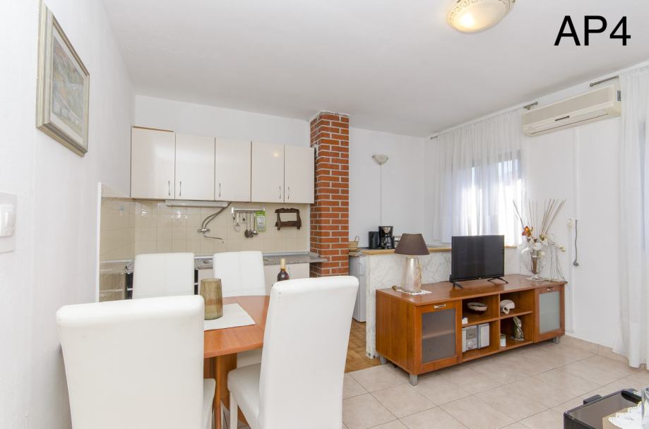 Kuća-Supetar-centar-pogled na more-150 m od mora-4 apartmana-5 parking ...