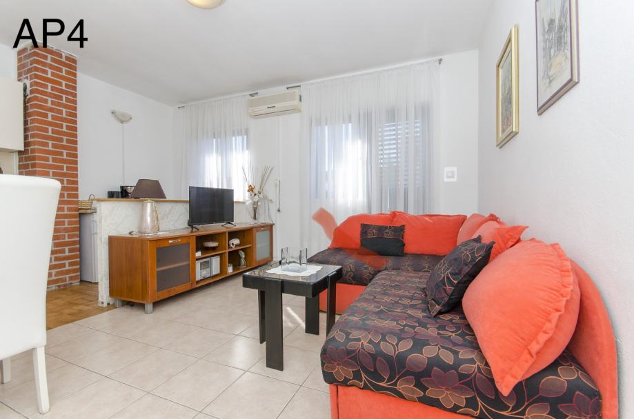 Kuća-Supetar-centar-pogled na more-150 m od mora-4 apartmana-5 parking ...