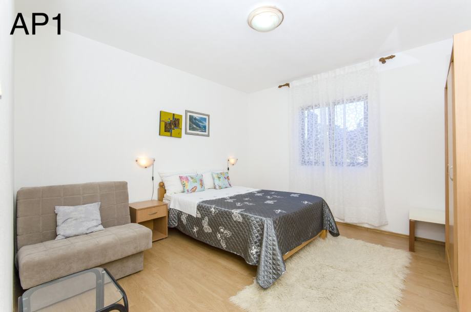 Kuća-Supetar-centar-pogled na more-150 m od mora-4 apartmana-5 parking ...