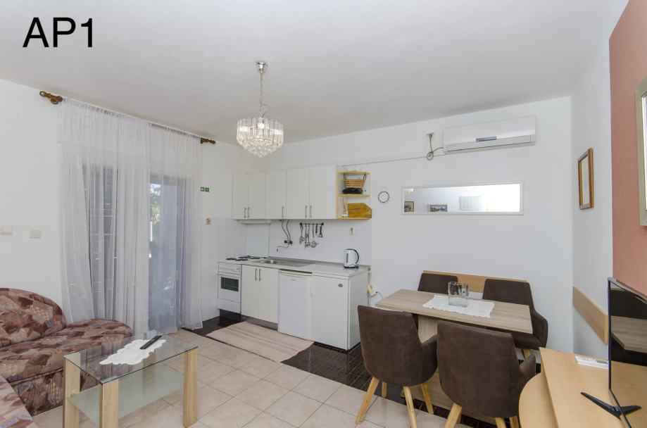 Kuća-Supetar-centar-pogled na more-150 m od mora-4 apartmana-5 parking ...