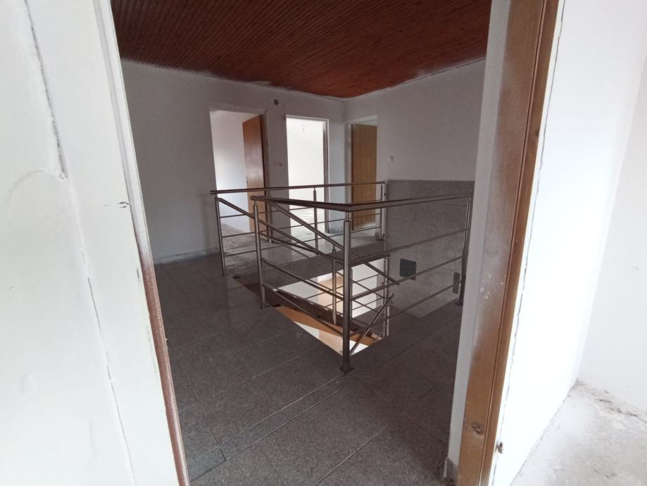 Kuća: Zagreb (Ivanja Reka), 300.00 m2 (prodaja)