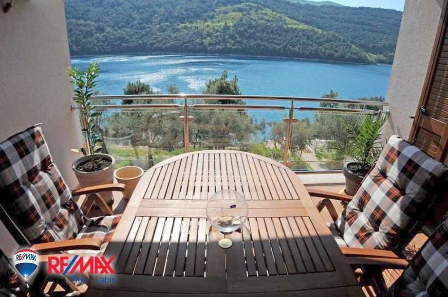 LABIN, DUGA LUKA 50 M2 STAN ZA NAJAM SA POGLEDOM NA MORE U Z (prodaja)
