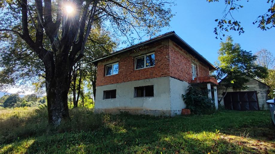Latin, Plaški - imanje sa zemljištem od 87.270 m2 (prodaja)