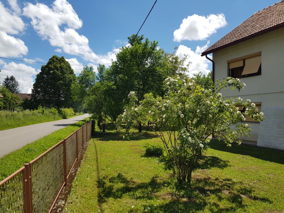 Lika, Janja Gora, samostojeća kuća s dva stana na imanju (prodaja)