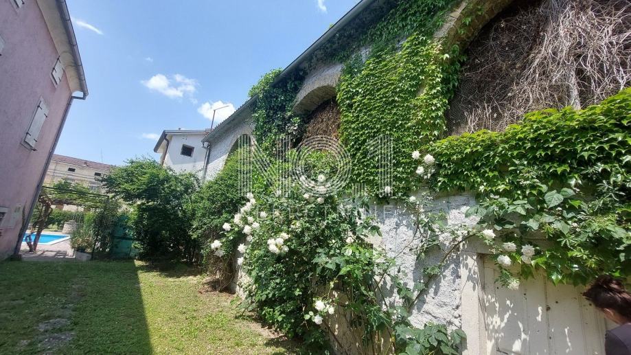 Livade - kuća sa bazenom i puno potencijala (prodaja)