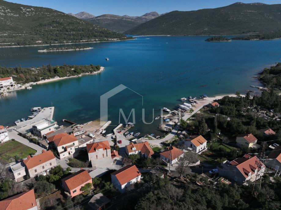 LUKA, STON – Stan prvi red do mora s vrtom (92m2) (prodaja)