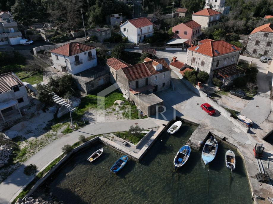 LUKA, STON – Stan prvi red do mora s vrtom (92m2) (prodaja)