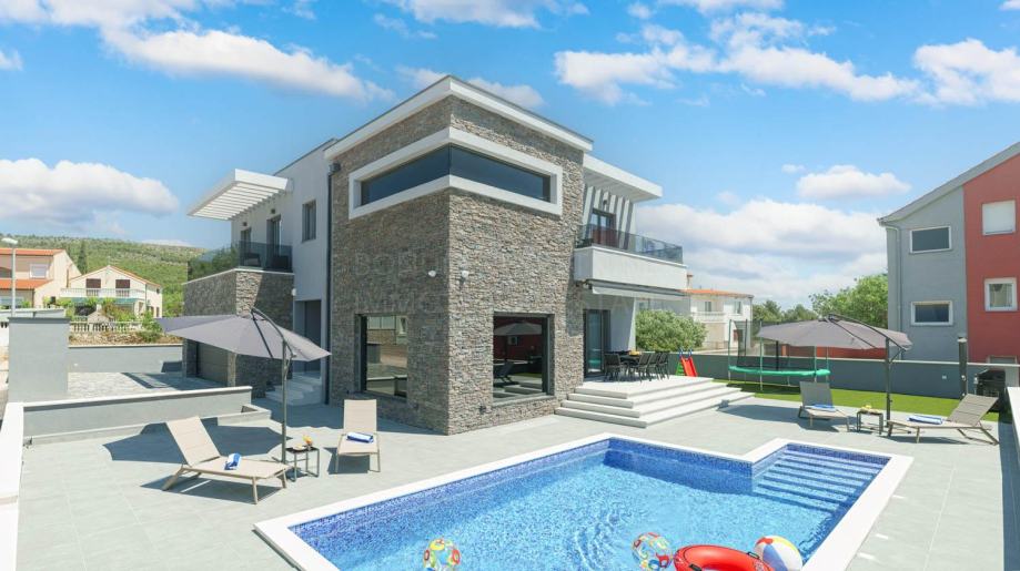 Luksuzna moderna vila s bazenom u Tribunju