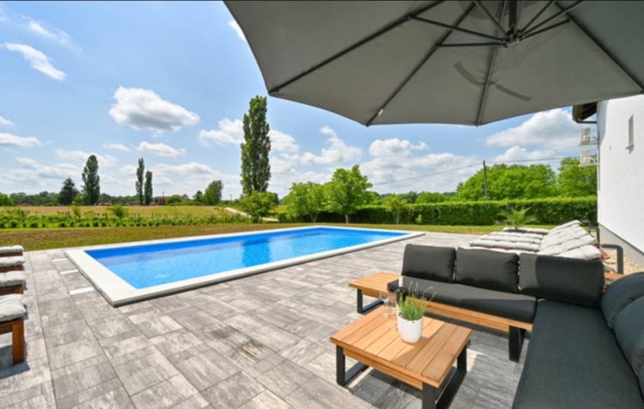 LUKSUZNA VILA SA BAZENOM (prodaja)