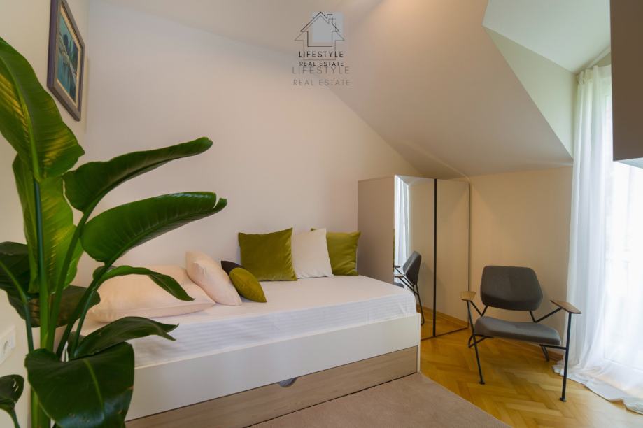 Luksuzna vila s dva bazena nedaleko od Splita (prodaja)