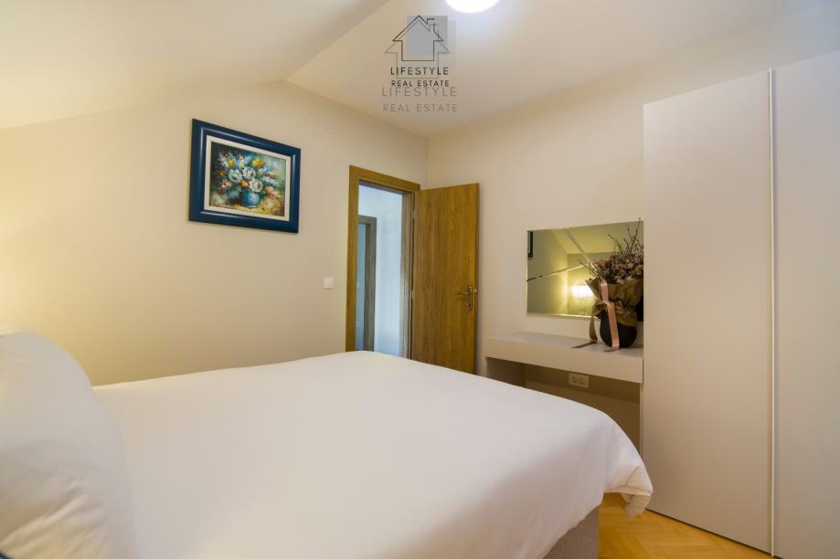 Luksuzna vila s dva bazena nedaleko od Splita (prodaja)