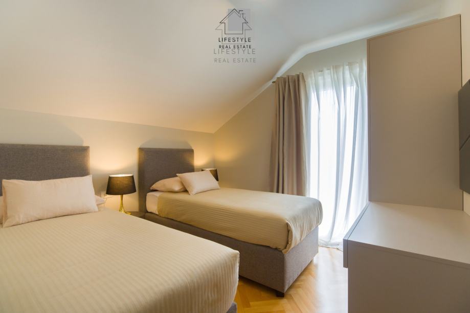 Luksuzna vila s dva bazena nedaleko od Splita (prodaja)